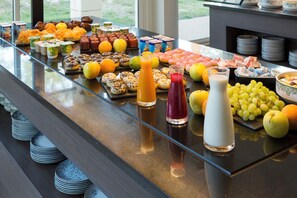 Um buffet com diversas opções de comida e bebida.