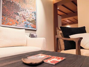 Suíte superluxo, vista para a cidade | Sala de estar