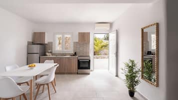 Casa, 2 quartos, pátio | Cozinha privada | Um frigorífico, um forno, uma placa de cozinha, utensílios de cozinha