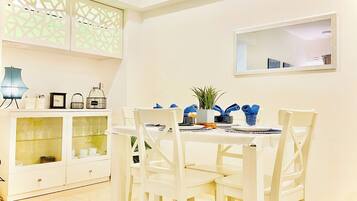 Apartamento Premium, varanda, vista para o campo de golfe | Restaurantes