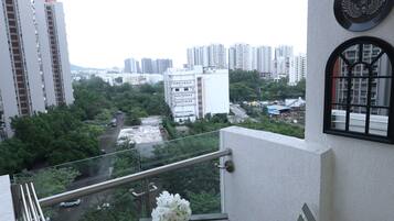 Apartamento Familiar, varanda, Vista para a cidade | Refeições ao ar livre