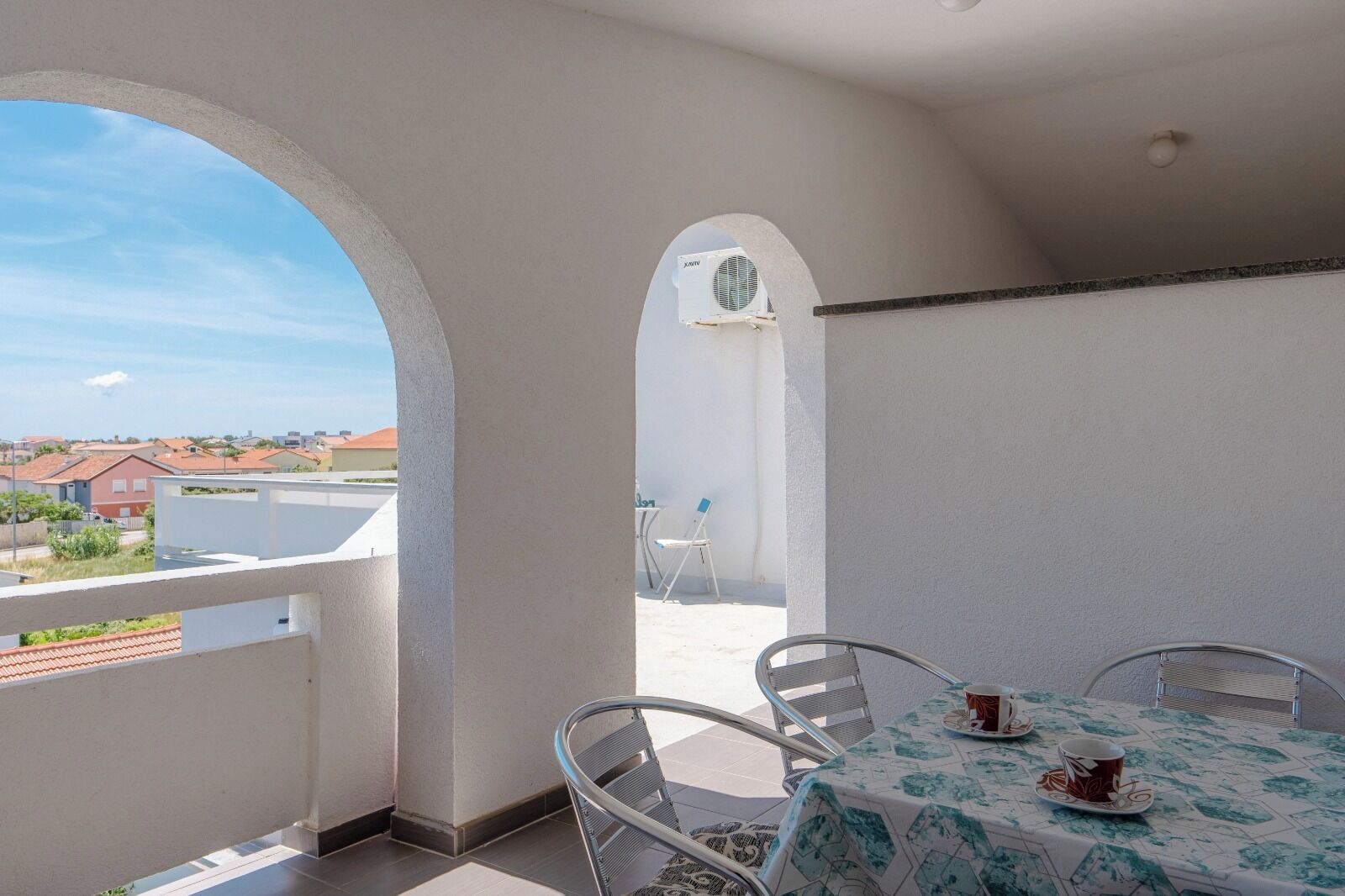 Apartamento básico, vista parcial para o mar | Vista do quarto