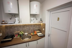 Estúdio standard, 1 cama Queen, aceita animais de estimação, vista para o pátio | Cozinha privada | Geladeira, cooktop, chaleira elétrica, torradeira