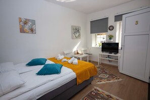 Estúdio Clássico, 1 cama queen-size, pátio, vista para o pátio | Quartos insonorizados, ferro/tábua de engomar, Wi-fi grátis 