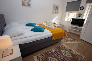 Estúdio standard, 1 cama Queen, aceita animais de estimação, vista para o pátio | Roupas de cama premium, escrivaninha, espaço de trabalho para notebook