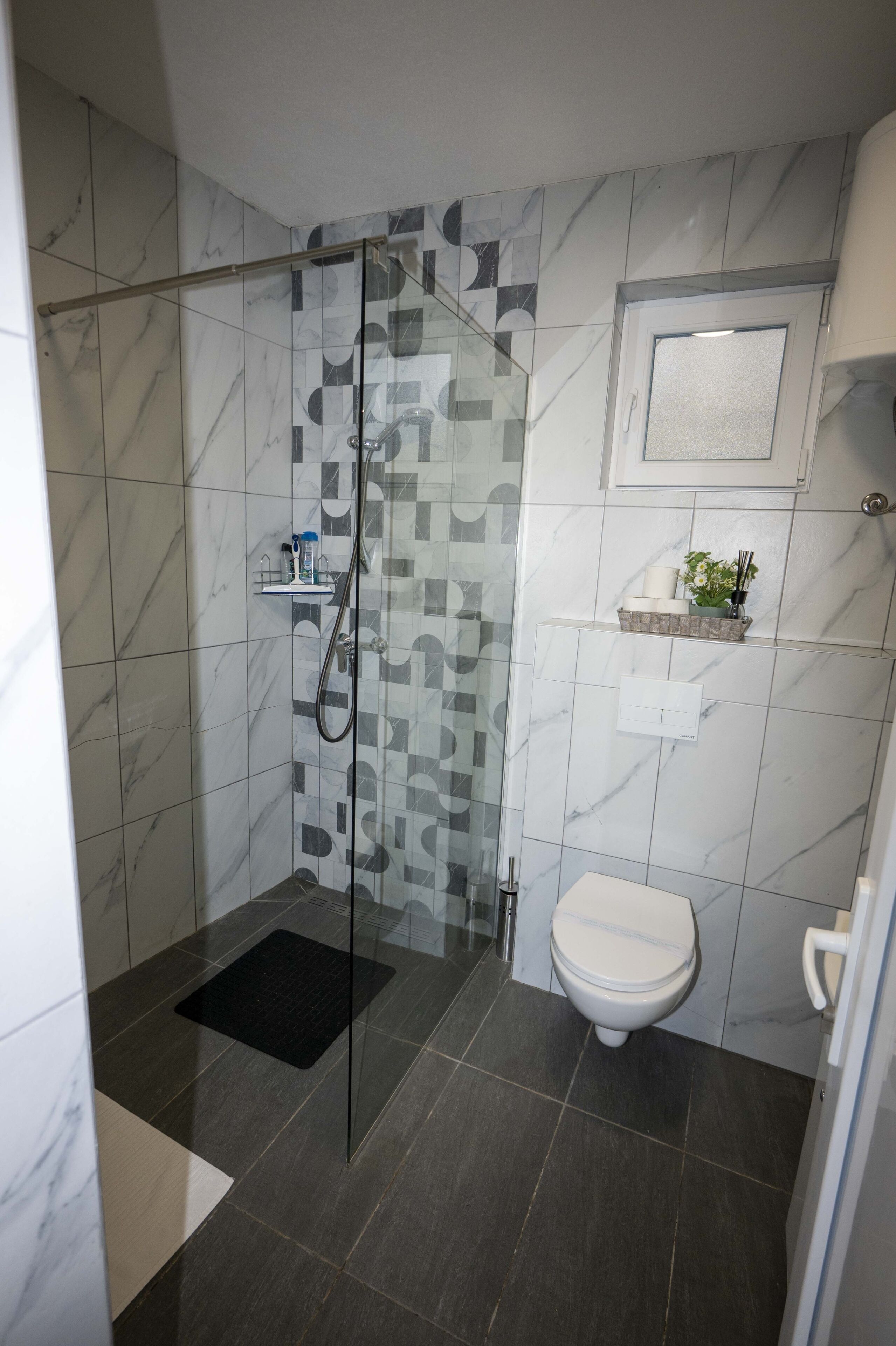 Apartamento Familiar, várias camas, pátio, vista para o pátio | Casa de banho | Artigos de higiene pessoal grátis, um secador de cabelo 