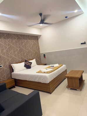 Quarto casal luxo, vista para a cidade | Cofres nos quartos, escrivaninha, espaço de trabalho para notebook
