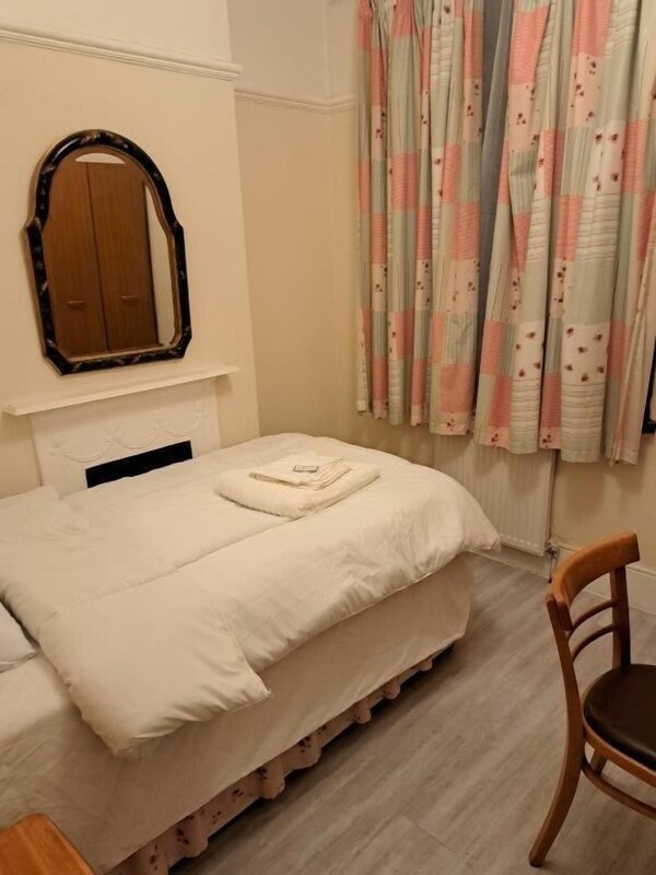 Luxury Super Double Bedroom London Seven Kings Train Station - Kent