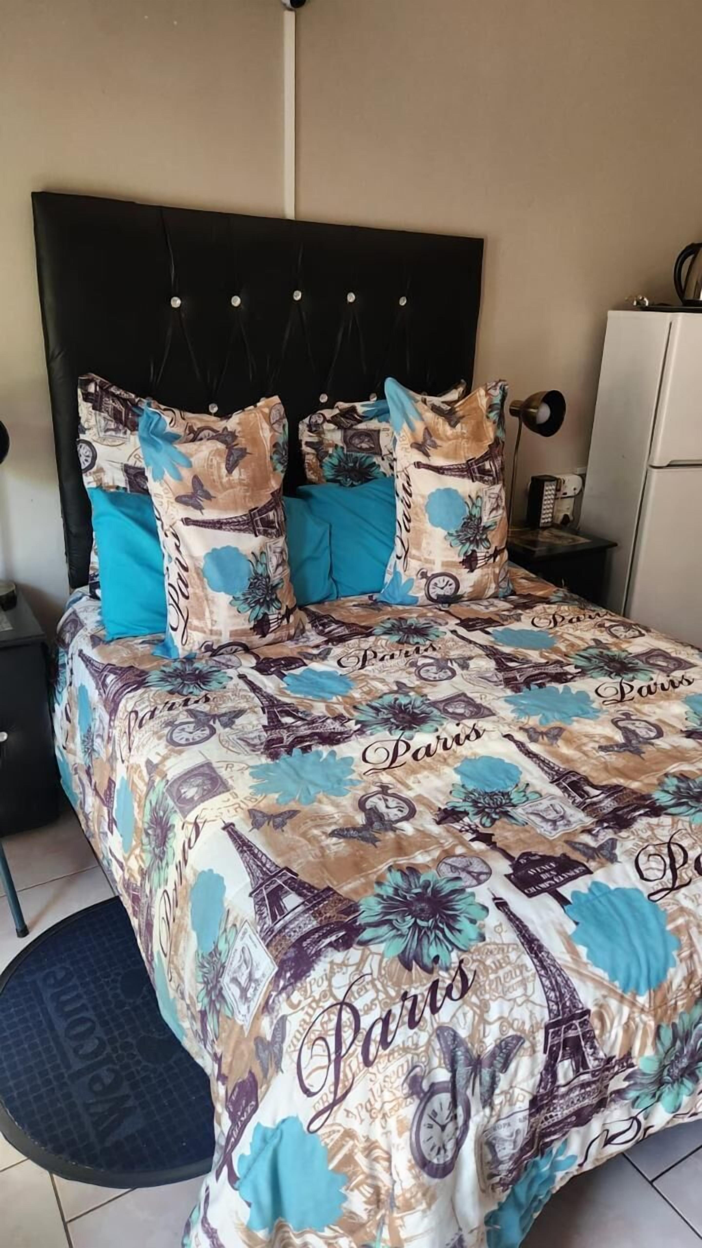 Quarto casal básico, vista para o jardim