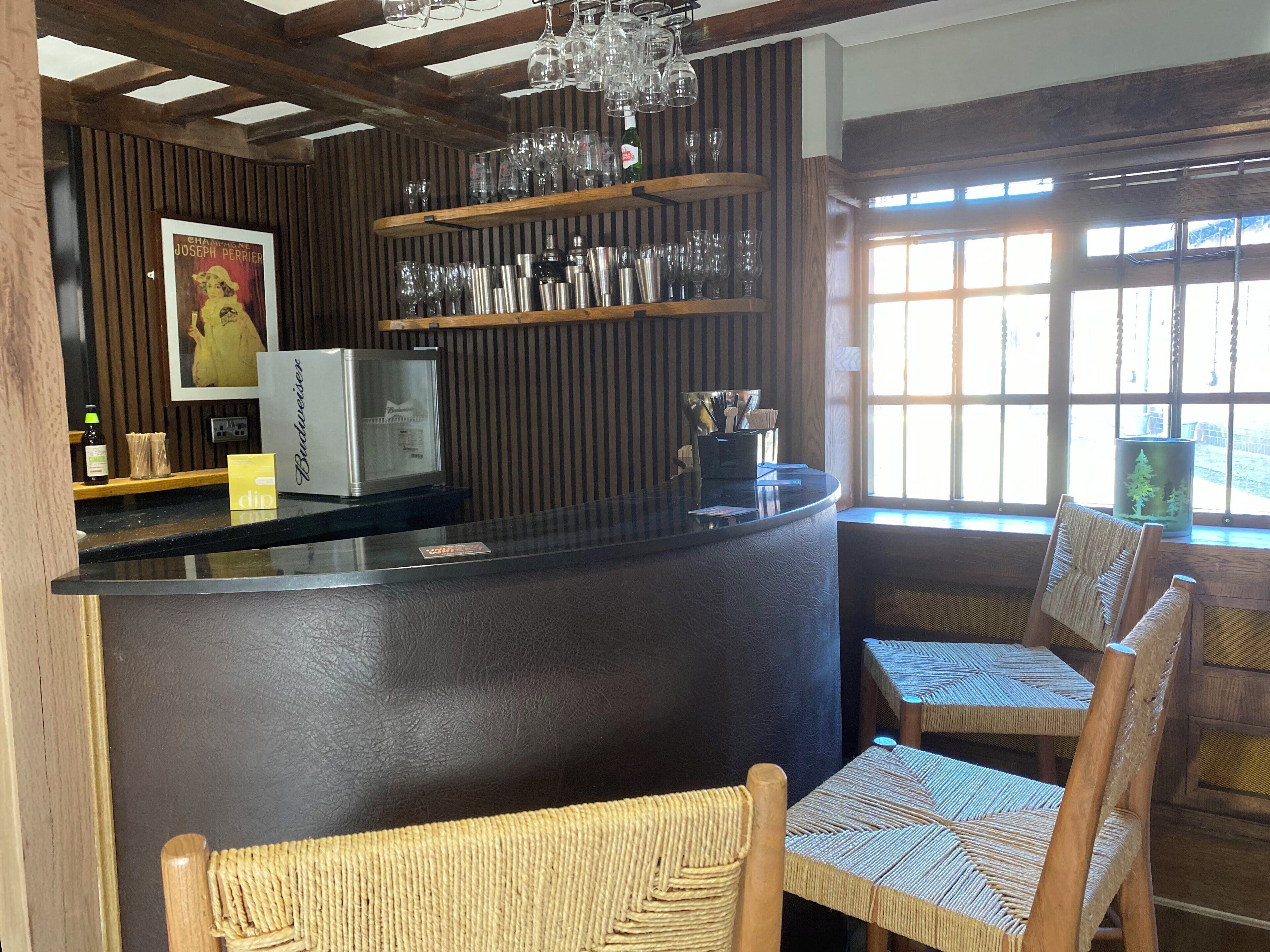 Casa, vários quartos, não fumadores | Bar (no alojamento)