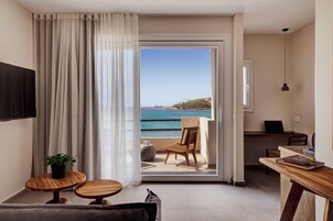 Suite de Luxo, vista para o mar | Sala de estar | Smart TV de 42 polegadas com canais digitais