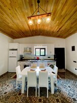 Villa Familiar, piscina privativa, vista para a piscina | Cozinha privada | Uma cadeira de bebé 