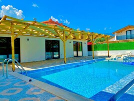 Villa Familiar, piscina privativa, vista para a piscina | Piscina | Piscina exterior, guarda-sóis, espreguiçadeiras 