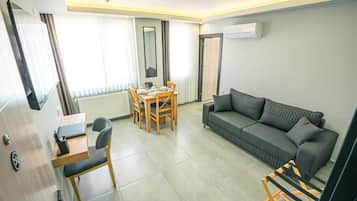 Apartamento Deluxe, Vista para a cidade | Sala de estar | Televisor, impressoras