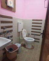 Chuveiro, toalhas de banho