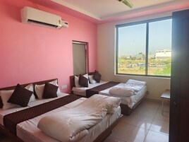 Quarto casal básico | Escrivaninha