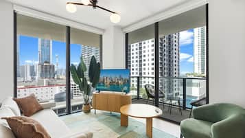 Apartamento, vista para a cidade | Área de estar | TV 50 polegadas com canais a cabo