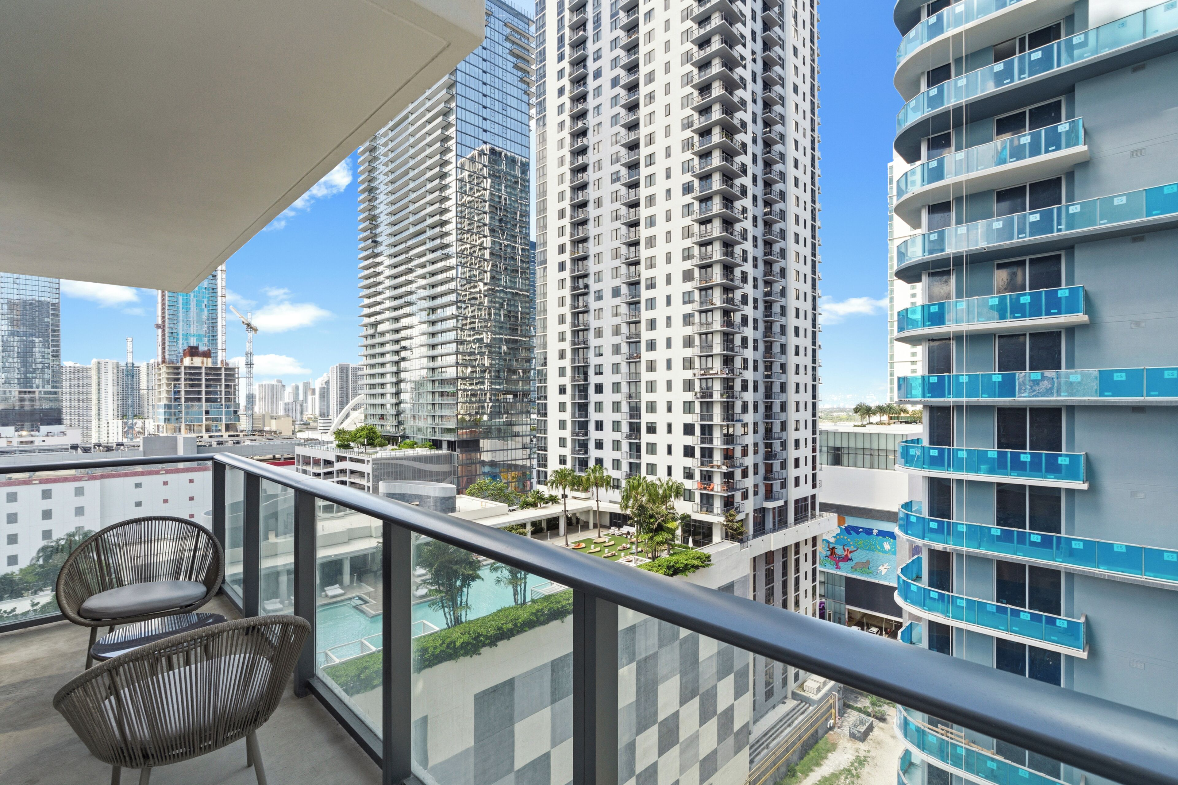 Apartamento, vista para a cidade | Sacada