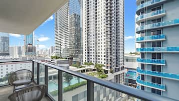 Apartamento, vista para a cidade | Sacada
