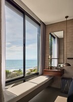 Suíte luxo, sacada, vista para o oceano | Roupas de cama premium, camas Select Comfort, frigobar