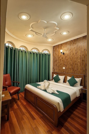 Quarto casal luxo, vista para o jardim | Escrivaninha, Wi-Fi de cortesia