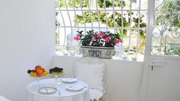 Quarto Triplo Deluxe, varanda, vista para o jardim | Restaurantes