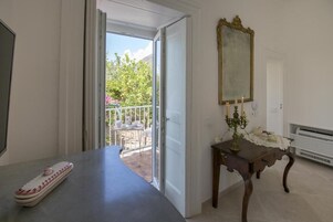 Quarto Triplo Superior, varanda, vista para o jardim | Interior