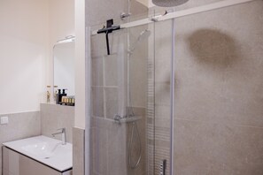 Apartamento conforto, 3 quartos | Banheiro | Chuveiro, chuveiro com efeito de chuva, produtos de toalete grátis 