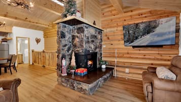Cabine, várias camas, banheira de hidromassagem grande, vista para a montanha (2586) | Sala de estar