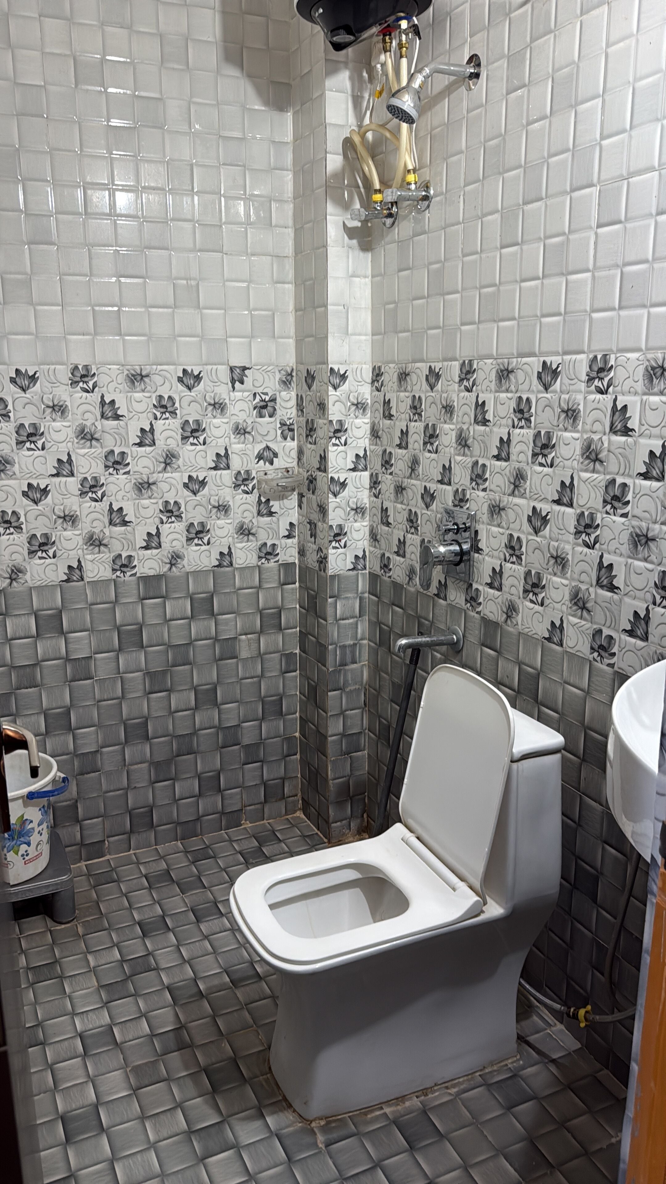 Quarto casal luxo | Banheiro | Chuveiro, toalhas de banho, sabonete, shampoo