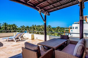 Apartamento em Condomínio Fechado, várias camas, pátio (Nitta Condo # 310 Penthouse) | Vista do quarto