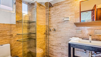 Apartamento, 2 camas queen-size, varanda, vista para o oceano (Malecon Beach Side, Downtown #203) | Casa de banho | Toalhas fornecidas