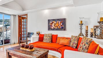 Apartamento, 2 camas Queen, sacada, vista para o oceano (Malecon Beach Side, Downtown #203) | Área de estar