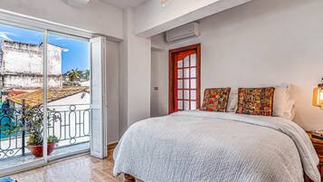 Apartamento, 2 camas queen-size, varanda, vista para o oceano (Malecon Beach Side, Downtown #203) | 2 quartos, com decoração personalizada, com mobília individualizada