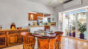Apartamento, 2 camas queen-size, varanda, vista para o oceano (Malecon Beach Side, Downtown #203) | 2 quartos, com decoração personalizada, com mobília individualizada