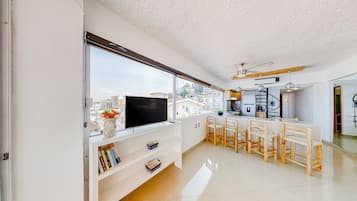 Apartamento, várias camas, acesso à piscina, vista para o oceano (Torre Malibu, Loft # 805) | Parte interna