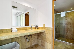 Apartamento em Condomínio Fechado, várias camas, acesso à piscina (Nitta Condo # 206) | Casa de banho | Toalhas fornecidas 