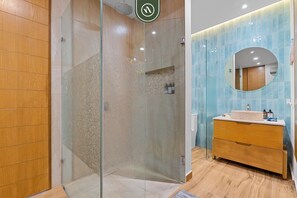 Condo, 1 cama de casal e sofá-cama, sacada, vista para o oceano (Naarena 402) | Banheiro | Toalhas de banho 