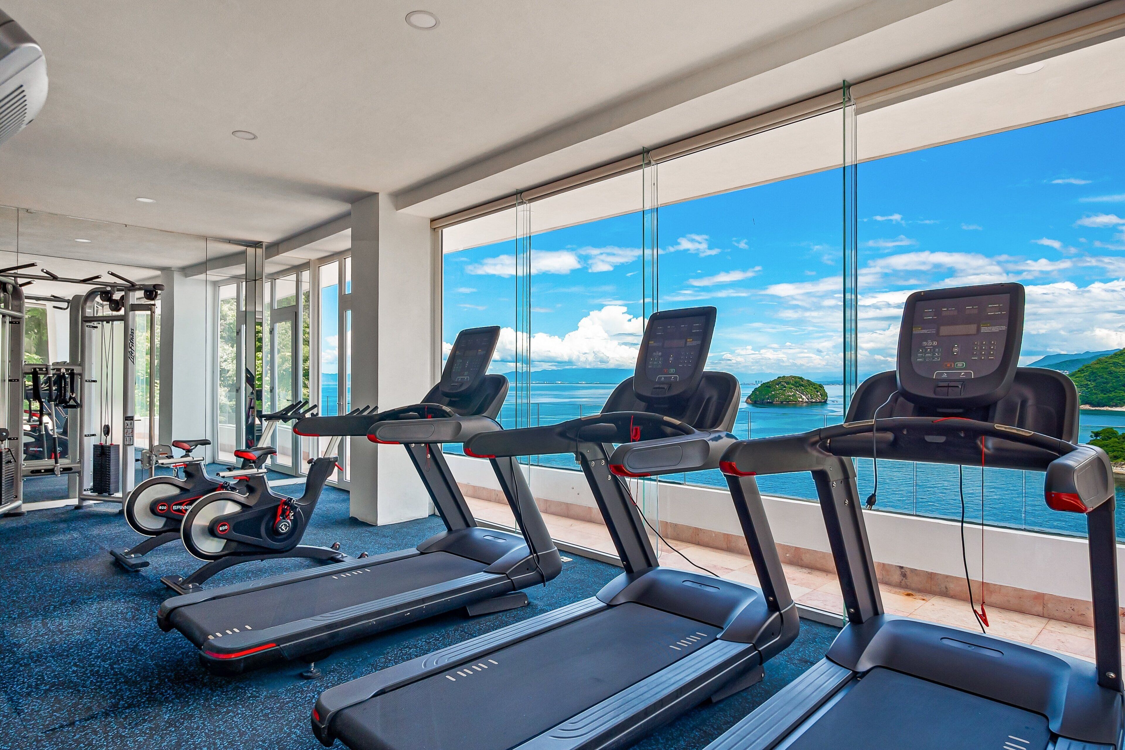 Apartamento, várias camas, sacada, vista para o oceano (Blue Horizon 604 at Residences) | Sala de fitness