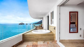 Apartamento em Condomínio Fechado, várias camas, acesso à piscina (Blue Horizon 1101 at Residences) | 3 quartos, com decoração personalizada, com mobília individualizada
