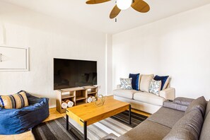 Apartamento em Condomínio Fechado, 1 cama king-size e sofá-cama (Nitta Condo # 207) | Sala de estar