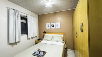 Quarto Básico, 1 cama de casal, casa de banho partilhada