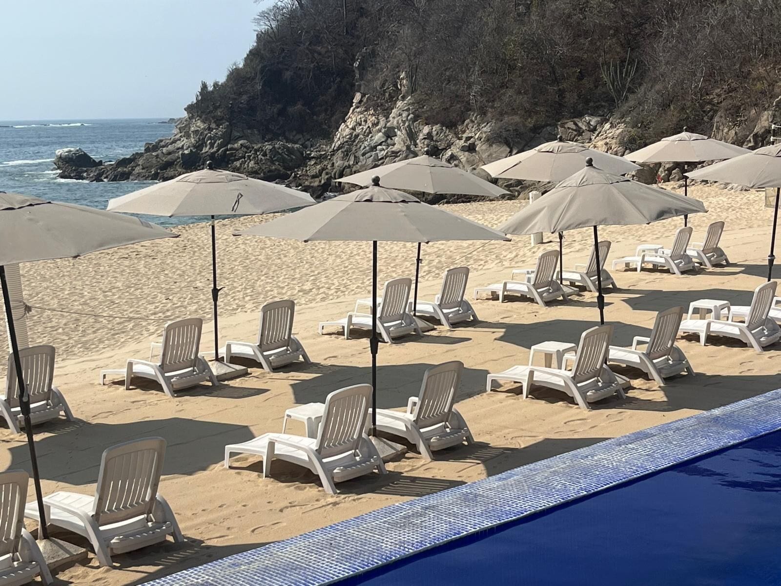 Na praia, toldos de praia gratuitos, espreguiçadeiras 