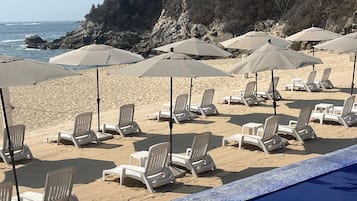 Na praia, toldos de praia gratuitos, espreguiçadeiras