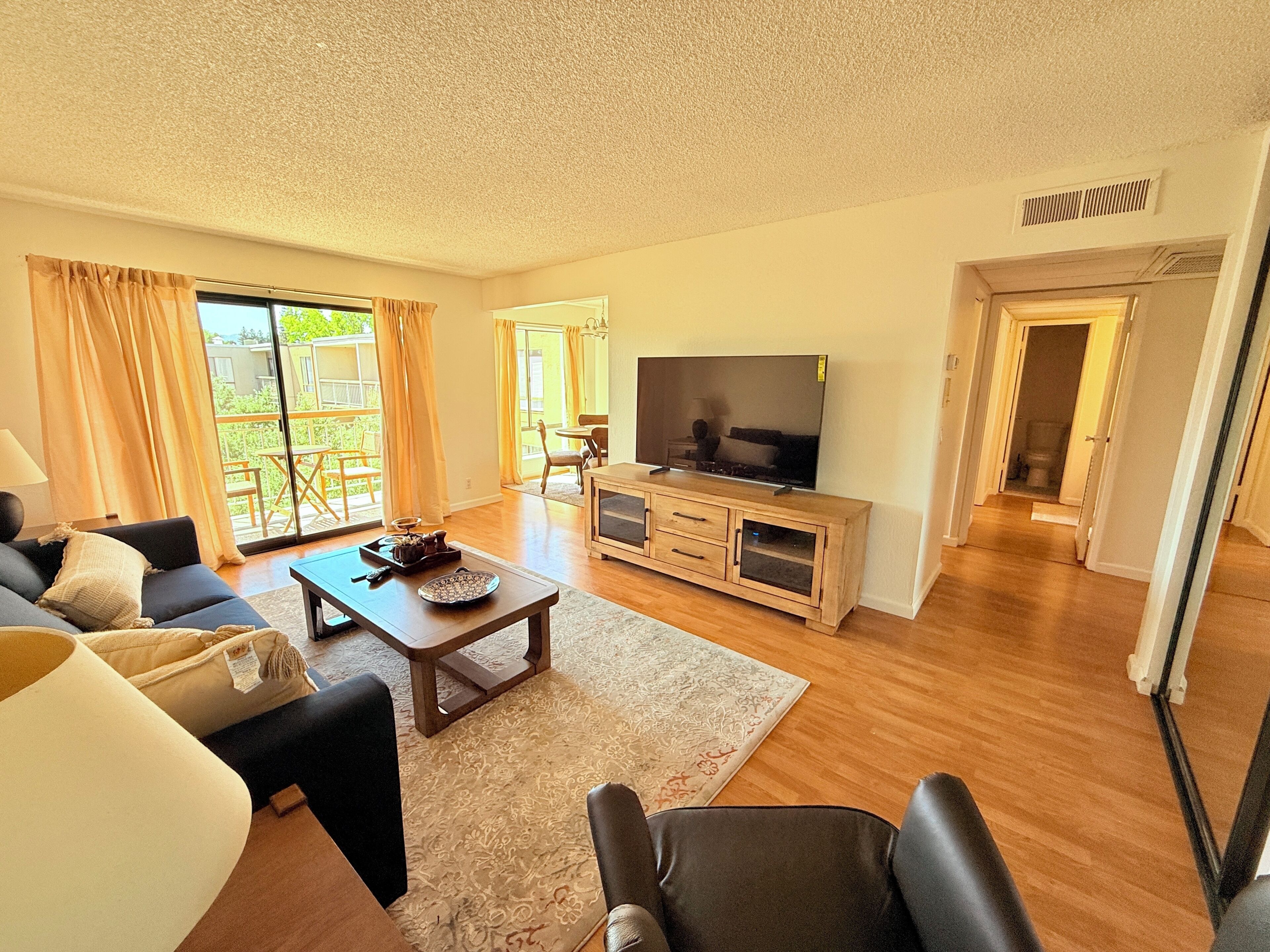 Elevator, Private Parking\nbalcony, Calkingbed\nentire Rental Unit In Wanut Creek - Concord, CA