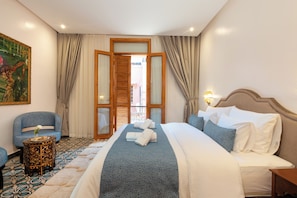Quarto Signature, varanda, Vista para a cidade | Roupa de alta qualidade, camas de colchão viscoelástico, minibar 