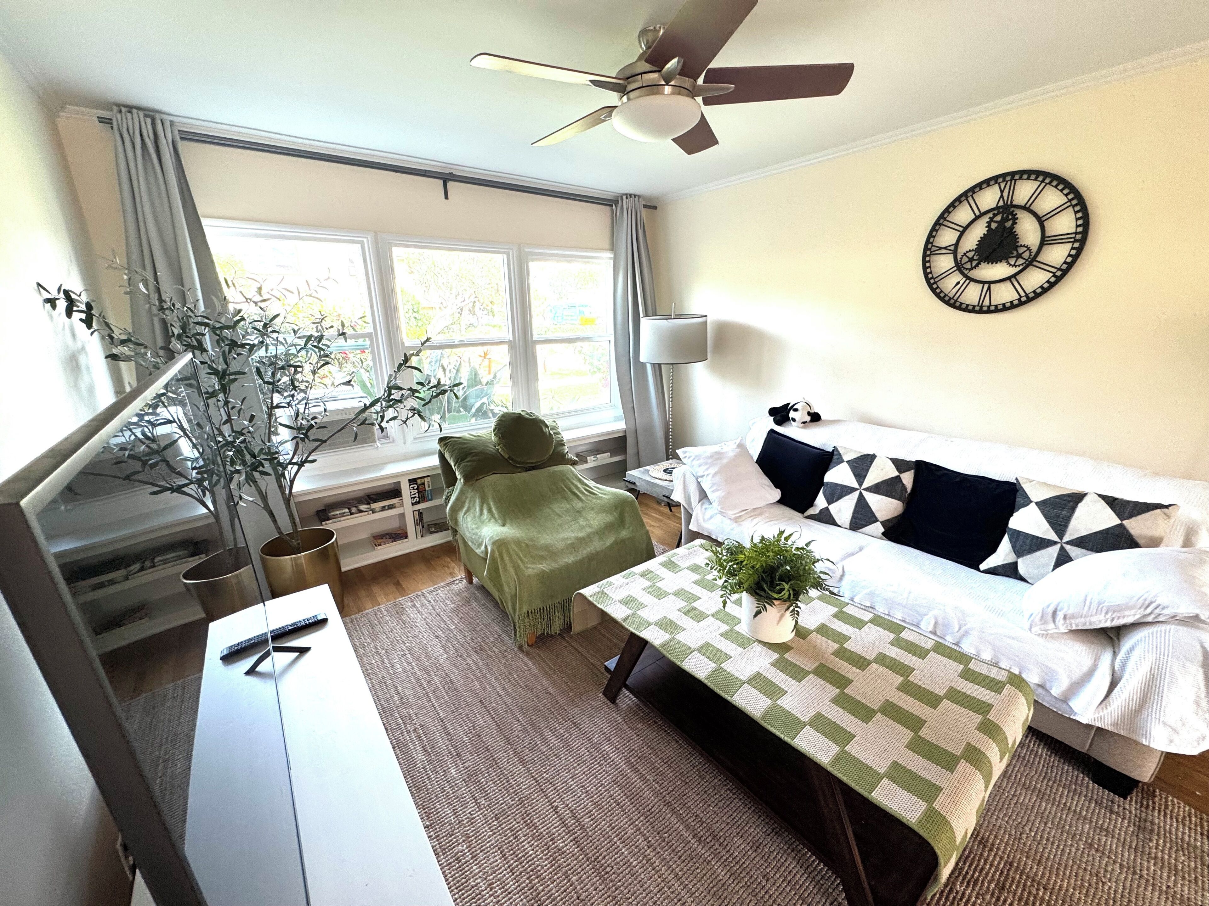 Palacious & Cozy Stay  Pool  Near Universal - Los Angeles, CA