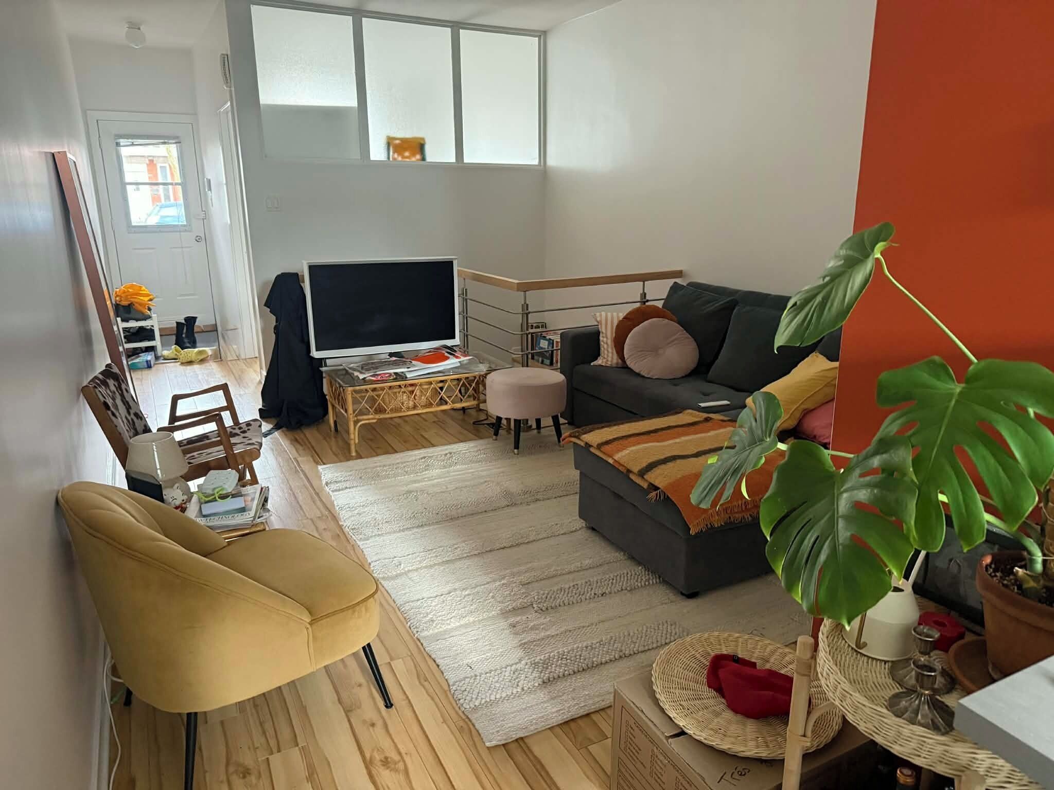 Charming Two-storey Ground Floor Apartment In The Petite-patrie District - Laval, Canada