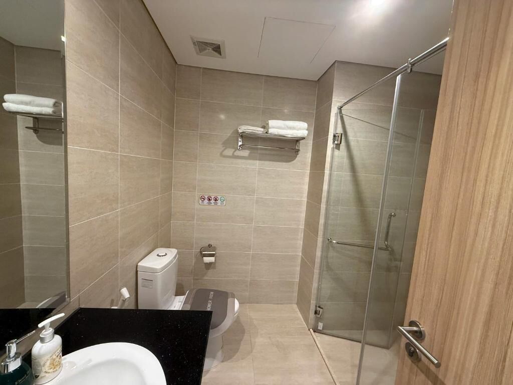 Quarto Familiar, Vista para a cidade | Casa de banho | Artigos de higiene pessoal grátis, chinelos, sabão, champô 