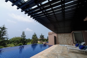 Vila, sacada, vista parcial para o oceano (with Daybed, includes Lounge Access) | Edredons de pluma, cofres nos quartos, cortinas blackout